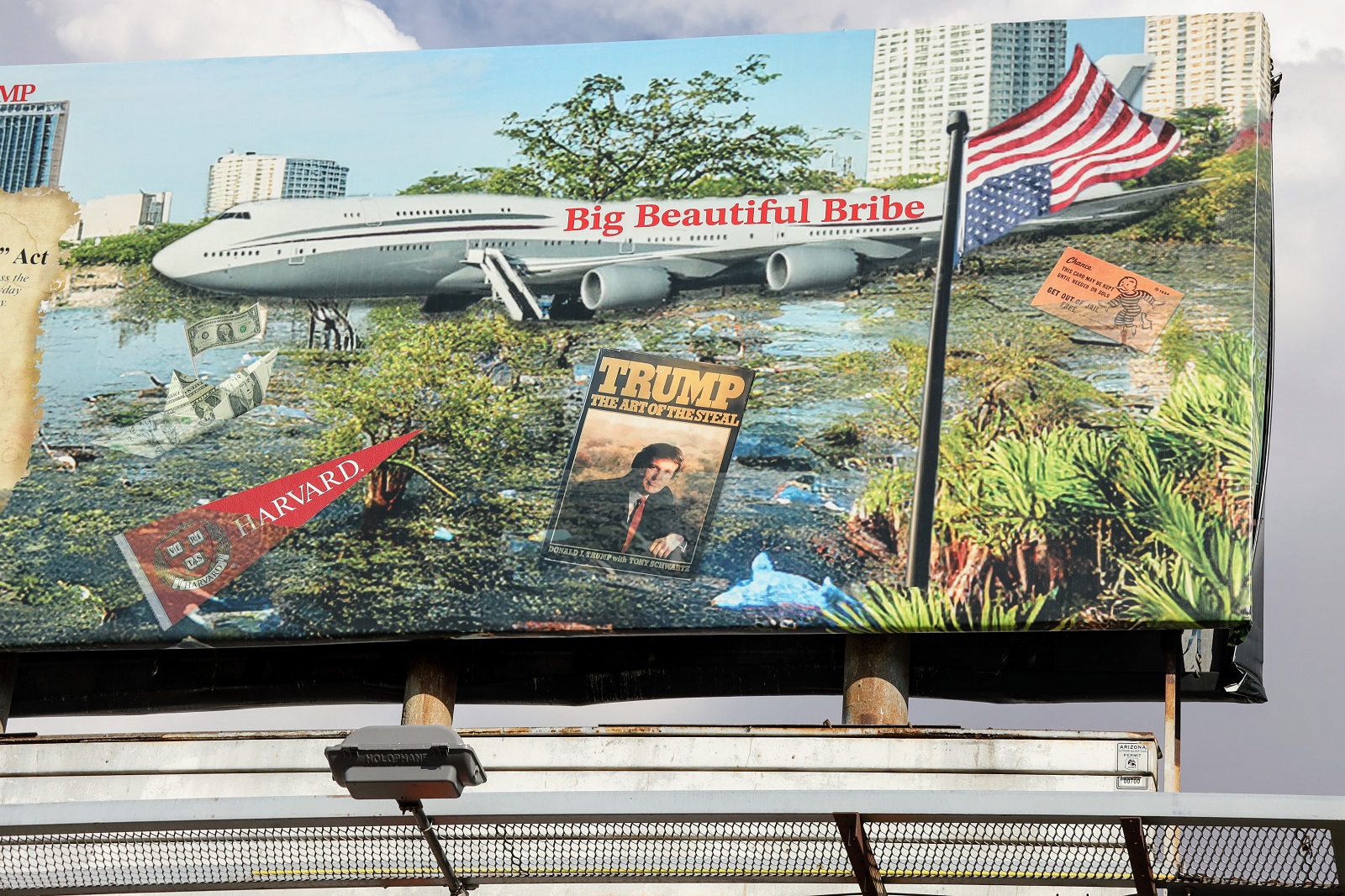 El rey del pantano. Un Billboard en Phoenix enfrenta a Trump desde el ...