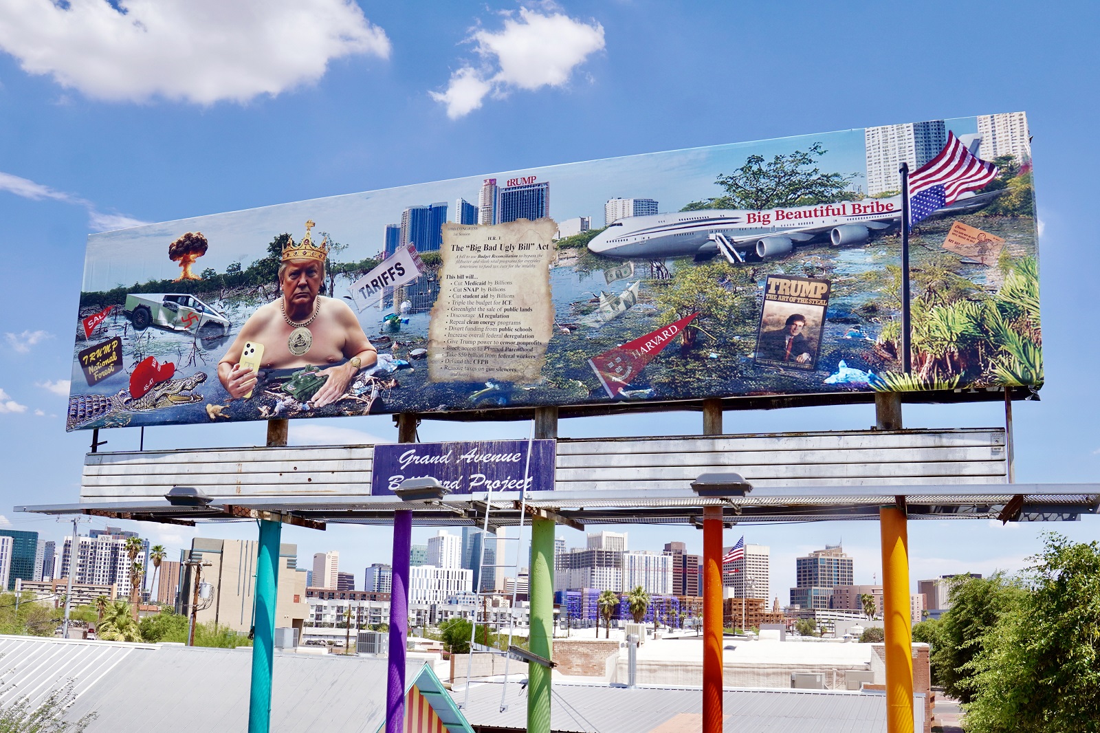 El rey del pantano. Un Billboard en Phoenix enfrenta a Trump desde el ...