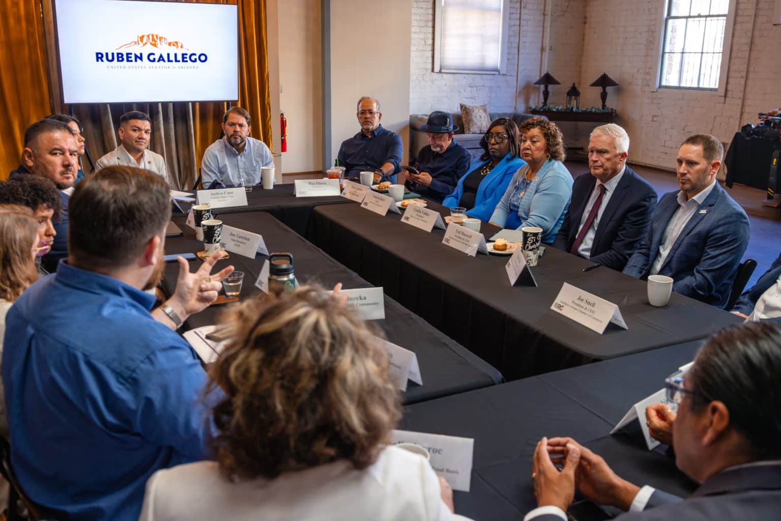 Rubén Gallego escucha a líderes de Tucson: educación y costos de vida ...