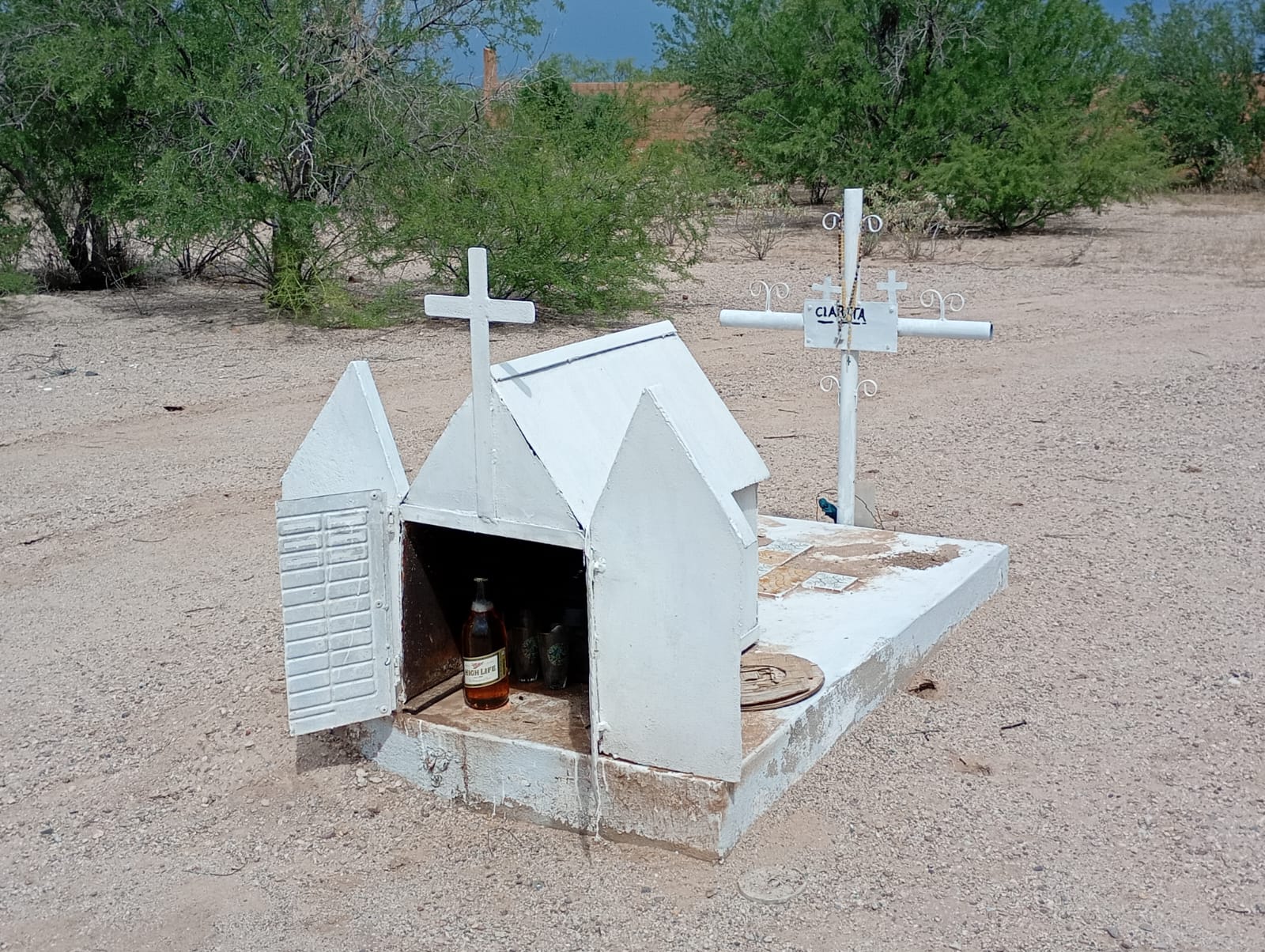 Entre Hermosillo y San Miguel de Horcasitas está la tumba de Clarita, a ...