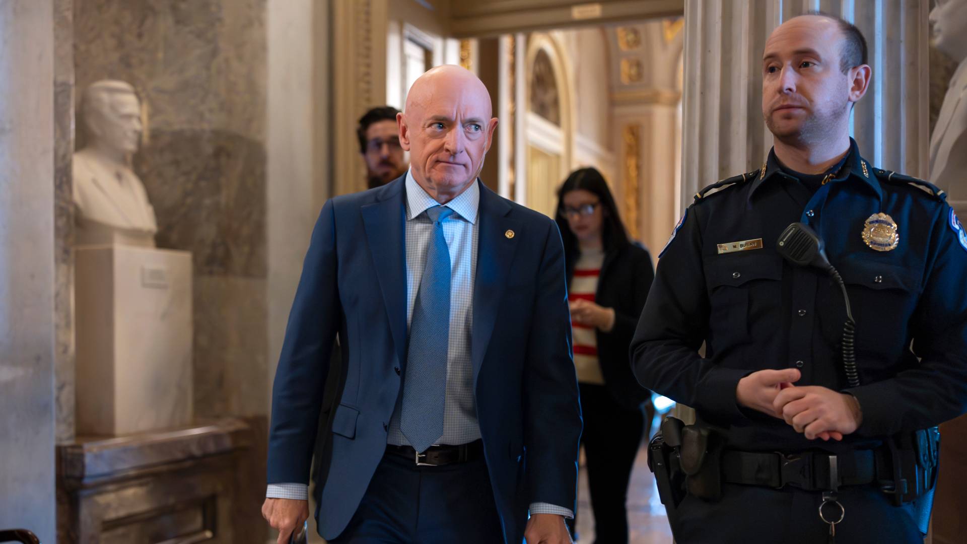 Senador de Arizona Mark Kelly demanda al Pentágono por sanciones ...