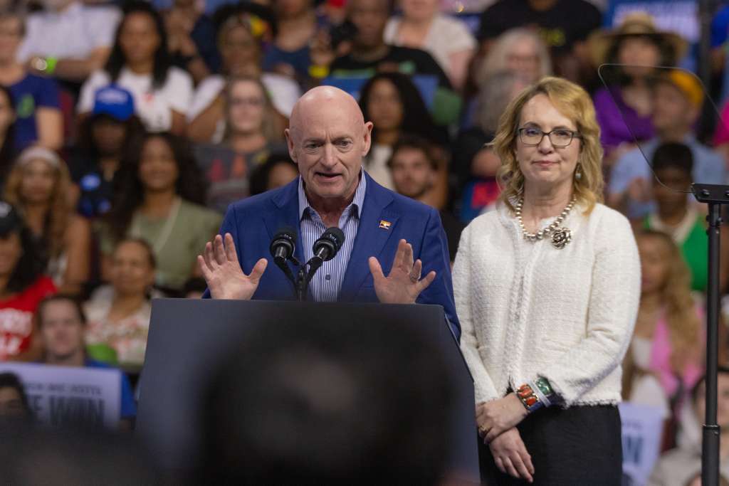 Juez cuestiona sanción del Pentágono contra el senador de Arizona Mark ...